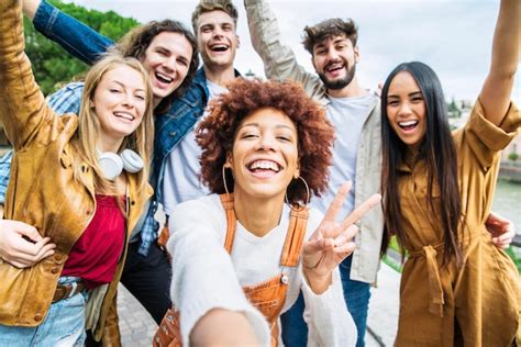 Groupe Multiracial D amis Prenant Une Photo De Selfie à L extérieur
