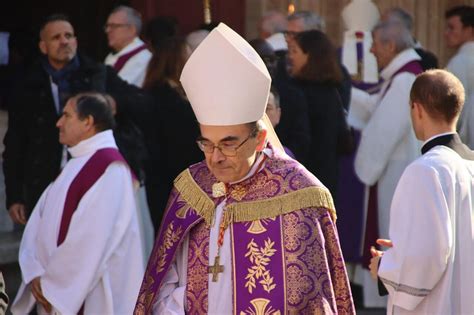 Obsèques de Gérard Collomb ce geste du cardinal Barbarin fait polémique