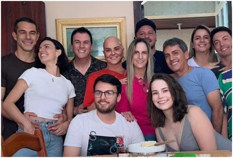 Tratando C Ncer M E De Isis Valverde Recebe Apoio Da Fam Lia E Do