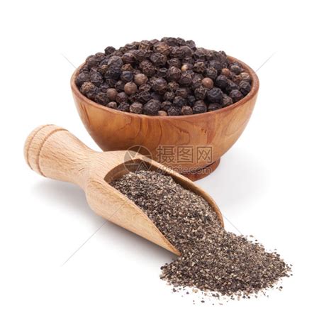 碾碎的黑胡椒在白色背景下被隔离高清图片下载 正版图片502944511 摄图网