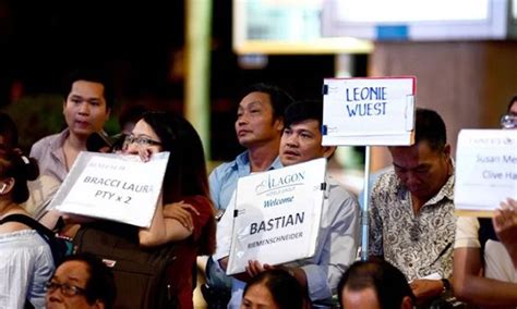 bảng tên đón khách sân bay Tiếng Anh là gì
