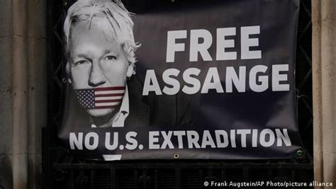 Firmas Al Presidente Gabriel Boric Por Julian Assange Informar No Es