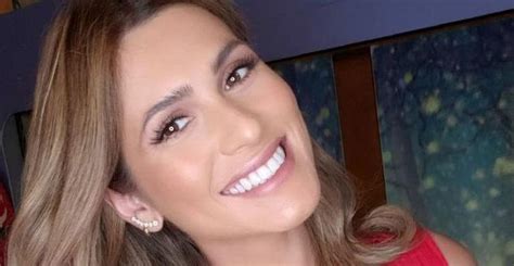De Topless Na Piscina L Via Andrade Aposta Em Fio Dental E Exibe