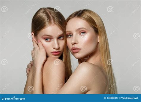 Caras Hermosas Jovenes De Dos Muchachas Adultas Con Los Hombros