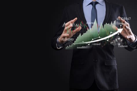 El empresario tiene datos de ventas y gráfico de crecimiento económico