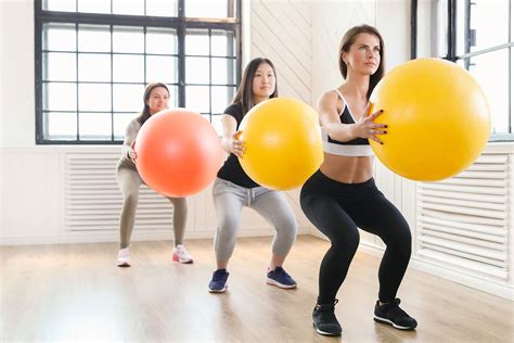 Bola de Pilates o que é indicações benefícios e exercícios