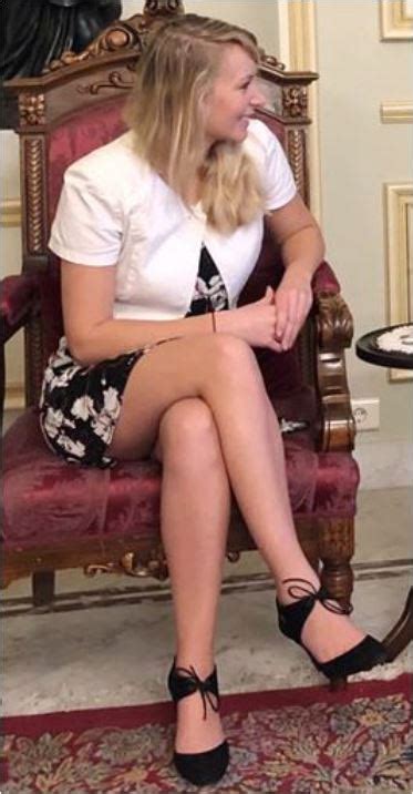 Marion Maréchal Le Pen Mini robe et sexy croisement de jambes