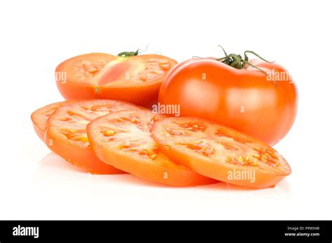 Rodajas De Tomate Rojo Aislado Sobre Fondo Blanco Toda Una Mitad Y Tres