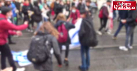Sciopero Generale Studenti Strappano Striscione Ai No Green Pass