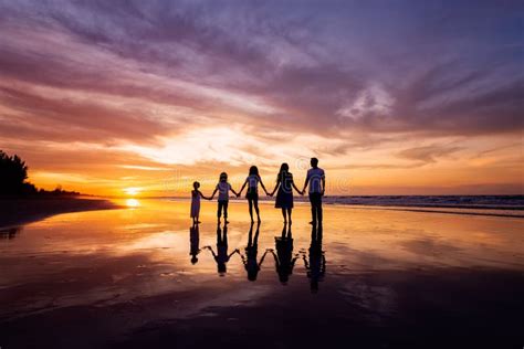 Siluetas De Una Gran Familia Feliz Tomando La Playa Al Atardecer Imagen