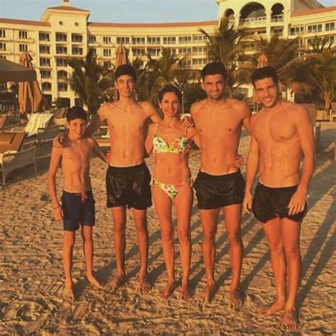 Photos Véronique Zidane En bikini la femme de Zizou fait forte