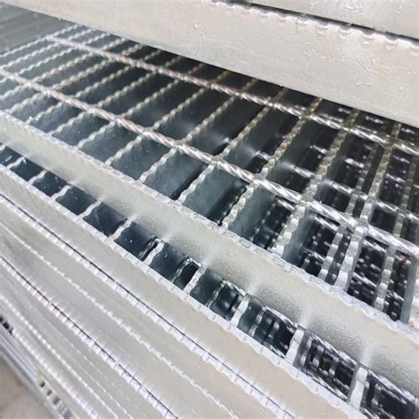 323 50 100 Galvanized Driveway Floor Serrated Steel Grating Heavy Duty