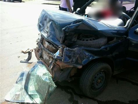 G1 Colisão entre caminhonete e carro deixa uma pessoa ferida em