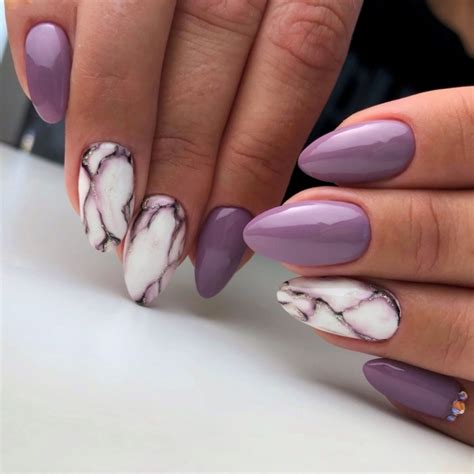 Déco d ongle marbré une des tendances phares de l année 2021