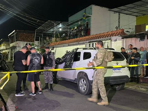Homem é morto mais de 15 tiros dentro de carro no Alvorada em