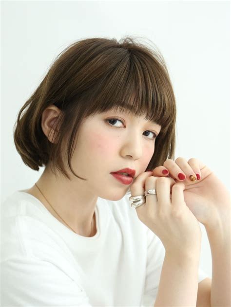 ヘルシーボブ20代におすすめエアリー大人かわいいモテ愛されナチュラルワンレン 斜め前髪流し前髪マットグレージュヘアサロン