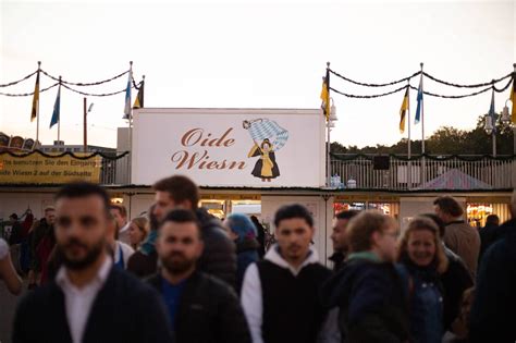Bier vom Holzfass und historische Fahrgeschäfte Oide Wiesn in Bildern
