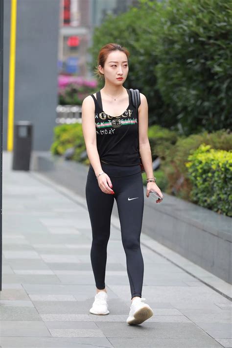 街拍 穿黑色紧身运动裤的小姐姐展现完美好身材 紧身 小姐姐 身材 新浪新闻