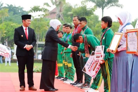 Gubernur Khofifah Berikan Bonus Bagi Atlet Berprestasi Dan Anugerahkan