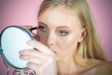 Begini Cara Memakai Eyeliner Yang Mudah Untuk Pemula