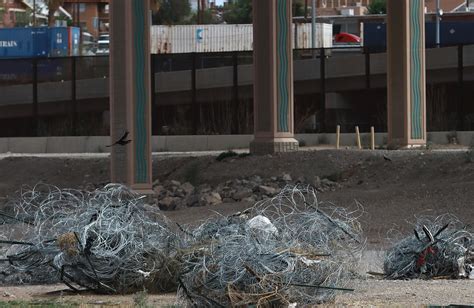 Autoridades De Texas Quitan Alambrada De Navajas En La Frontera Con