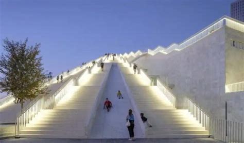 Piramida e Tiranës nga monumenti i tiranit në simbolin e gëzueshëm të