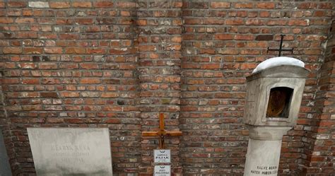 Grób Jerzego Połomskiego miesiąc po pogrzebie świeci pustkami Mogiłę