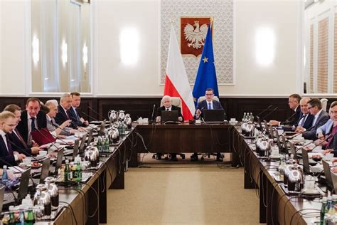 Duda upokorzył Morawieckiego Tak skomentował zdjęcie z Kaczyńskim