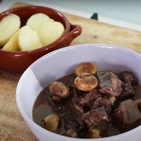 Les secrets et astuces de Cyril Lignac pour réussir un bœuf bourguignon