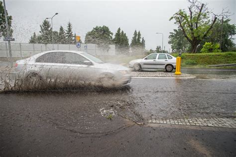 Ostrzeżenie meteo Ciemne chmury nad Bydgoszczą grożą burzą i ulewą