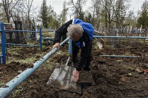 Okrucieństwo Rosjan na Ukrainie W obwodzie kijowskim znaleziono 15