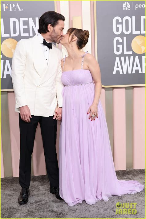 Pregnant Kaley Cuoco Tom Pelphrey Share A Kiss On Golden Globes 2023