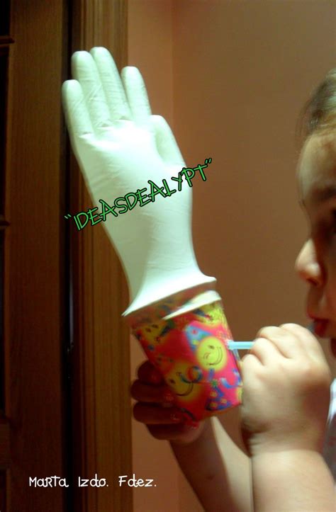Se puede ser más feliz con un guante un vaso y una pajita Este es