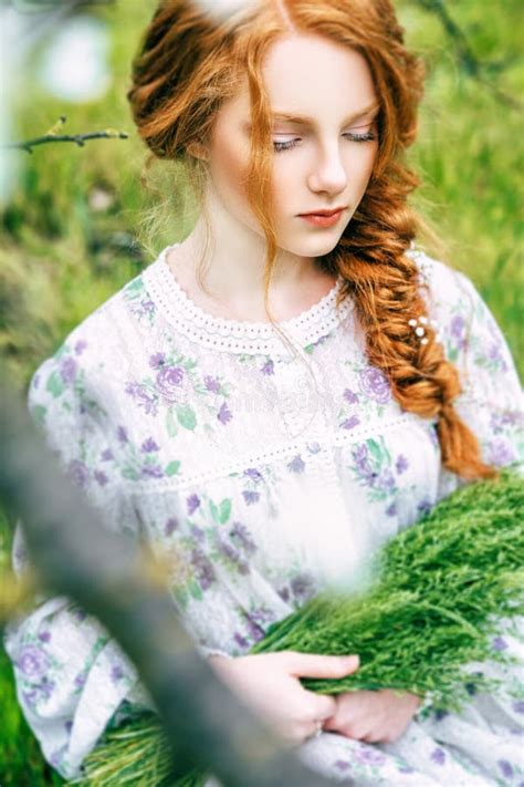 Portrait De Deux Belles Filles Rousses Photo stock Image du européen