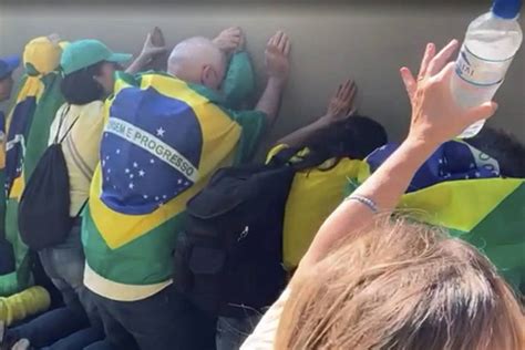 Vídeo Bolsonaristas se ajoelham e rezam pelo golpe em SP 15 11 2022