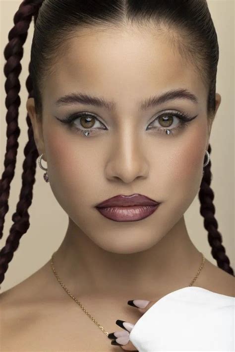 Emilia Mernes En 2023 Tutoriales De Maquillaje Maquillaje De Ojos