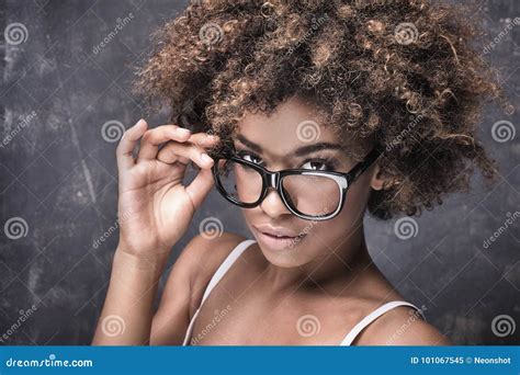 Muchacha Con Las Lentes Que Llevan Afro Imagen De Archivo Imagen De