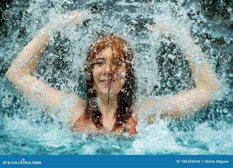 Bella Joven Y Sexy Pelirroja En Bikini Bajo El Agua Salpicada De La