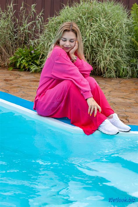 Wetlook Hot Girl In Tracksuit Get Wet In Pool Rwetlookgirls