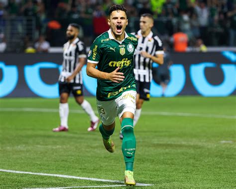 Veiga supera Dudu como artilheiro em finais no Palmeiras neste século