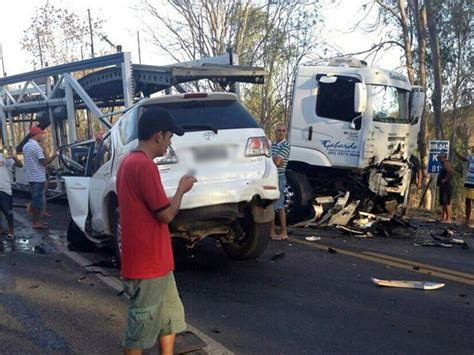 G Carro Fica Destru Do Em Batida Caminh O Cegonha Na Br