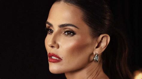 Deborah Secco Exibe Barriga Sequinha Ao Renovar O Bronze De Fio Dental