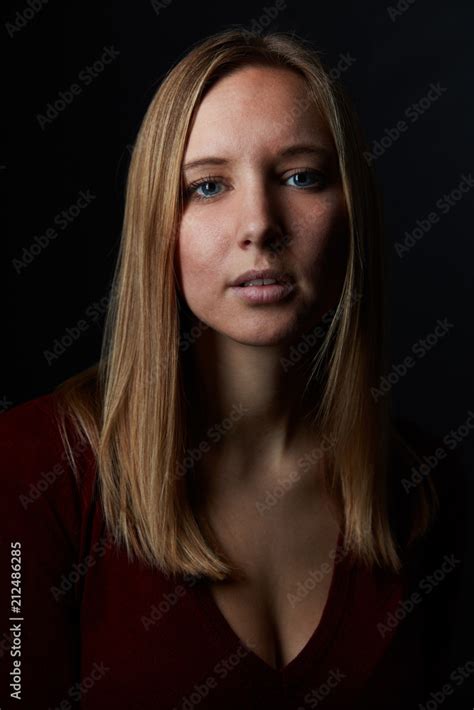 Portrait Einer Jungen Blonden Frau Von Vorne Stock Photo Adobe Stock