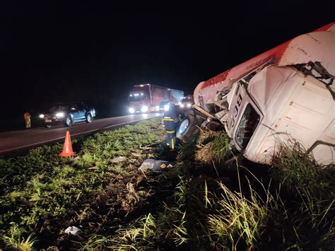 Caminhão sai da pista tomba e motorista morre preso embaixo da cabine