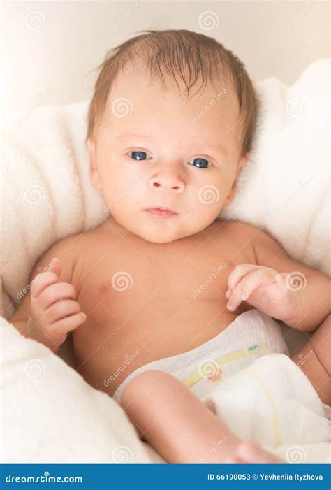Portrait De Plan Rapproché De Bébé Garçon Mignon Avec Des Yeux Bleus Se