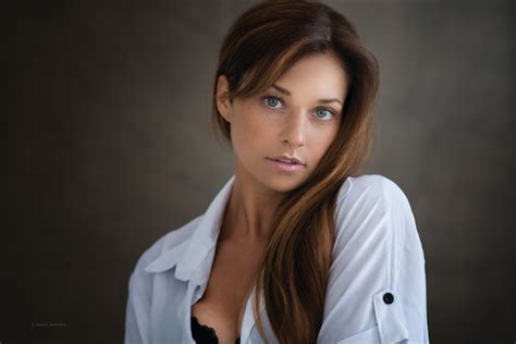 Hintergrundbilder Gesicht Weiß Frau Modell Porträt Einfacher
