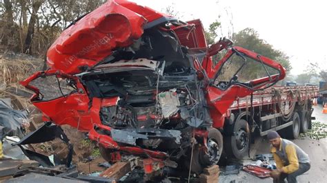 Acidente entre caminhão e van deixa 12 mortos e um ferido em Minas