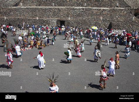 Indians Entertaining Pyramid Of The Sun Piramide Del Sol Teotihuacan
