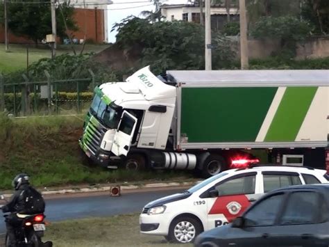 G1 Caminhoneiro morre ao sofrer infarto e bater em barranco em São