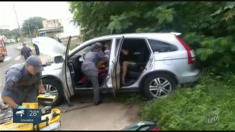 Motorista Derruba Poste Ao Perder Controle De Carro Em Rotat Ria De